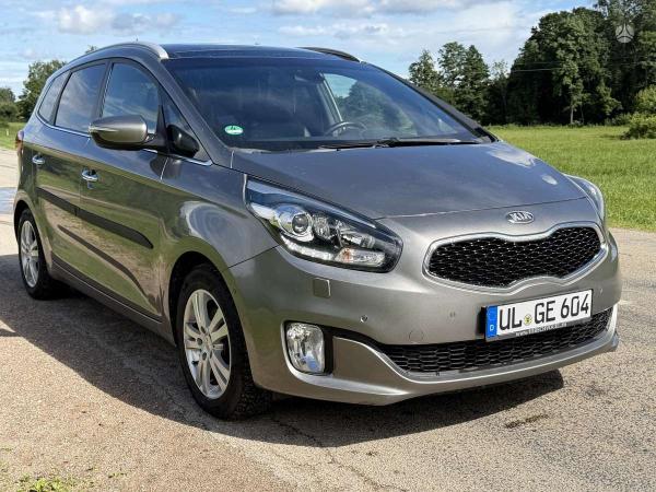 Yellow Kia Carens 2013 in Kaunas, with an engine capacity of 1.69 L and mileage of 190 thousand km for 5550 €, photo 1 on AUTOMOTO.COM.LV