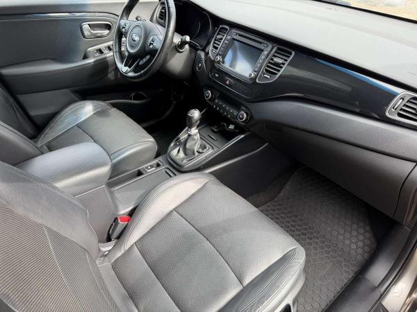 Yellow Kia Carens 2013 in Kaunas, with an engine capacity of 1.69 L and mileage of 190 thousand km for 5550 €, photo 10 on AUTOMOTO.COM.LV