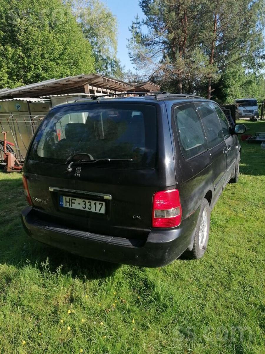 Black Kia Carnival 2006 in Riga, with an engine capacity of 2.90 L and mileage of 256 thousand km for 1450 €, photo 1 on AUTOMOTO.COM.LV