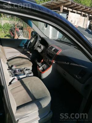 Black Kia Carnival 2006 in Riga, with an engine capacity of 2.90 L and mileage of 256 thousand km for 1450 €, photo 4 on AUTOMOTO.COM.LV