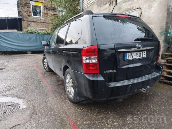 Black Kia Carnival 2008 in Riga, with an engine capacity of 2.90 L and mileage of 283 thousand km for 1200 €, photo 2 on AUTOMOTO.COM.LV