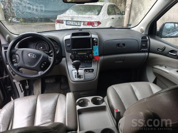 Black Kia Carnival 2008 in Riga, with an engine capacity of 2.90 L and mileage of 283 thousand km for 1200 €, photo 3 on AUTOMOTO.COM.LV