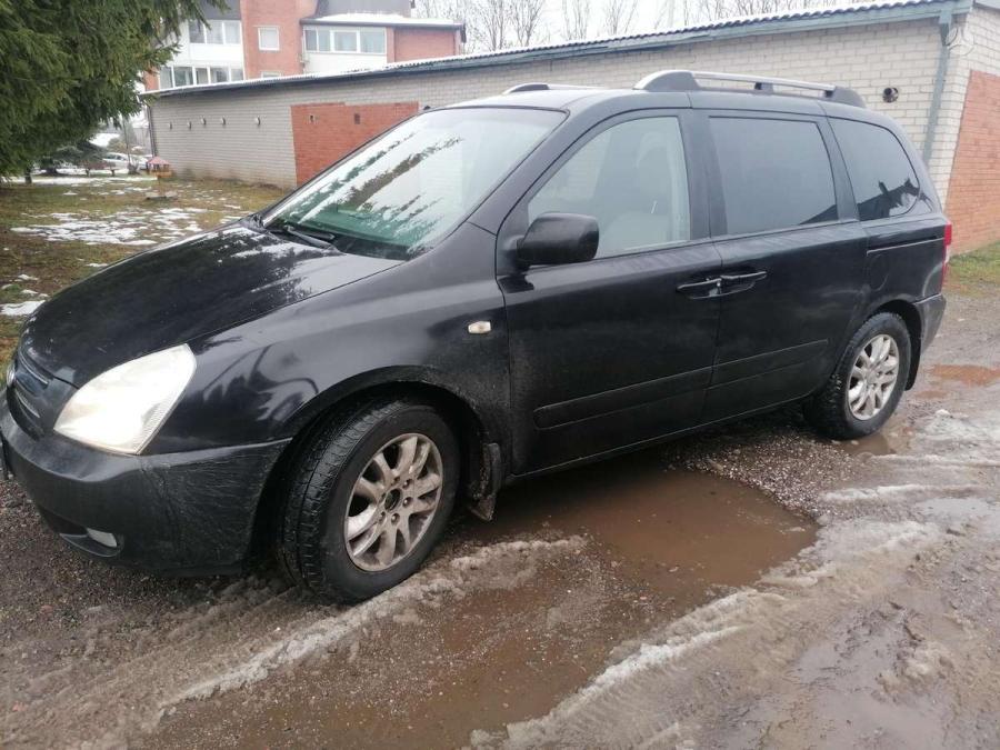 Black Kia Carnival 2009 in Marijampole, with an engine capacity of 2.90 L and mileage of 285 thousand km for 850 €, photo 1 on AUTOMOTO.COM.LV