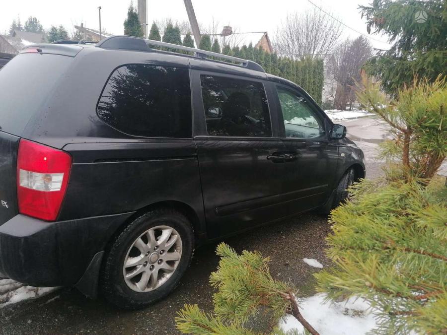 Black Kia Carnival 2009 in Marijampole, with an engine capacity of 2.90 L and mileage of 285 thousand km for 850 €, photo 3 on AUTOMOTO.COM.LV
