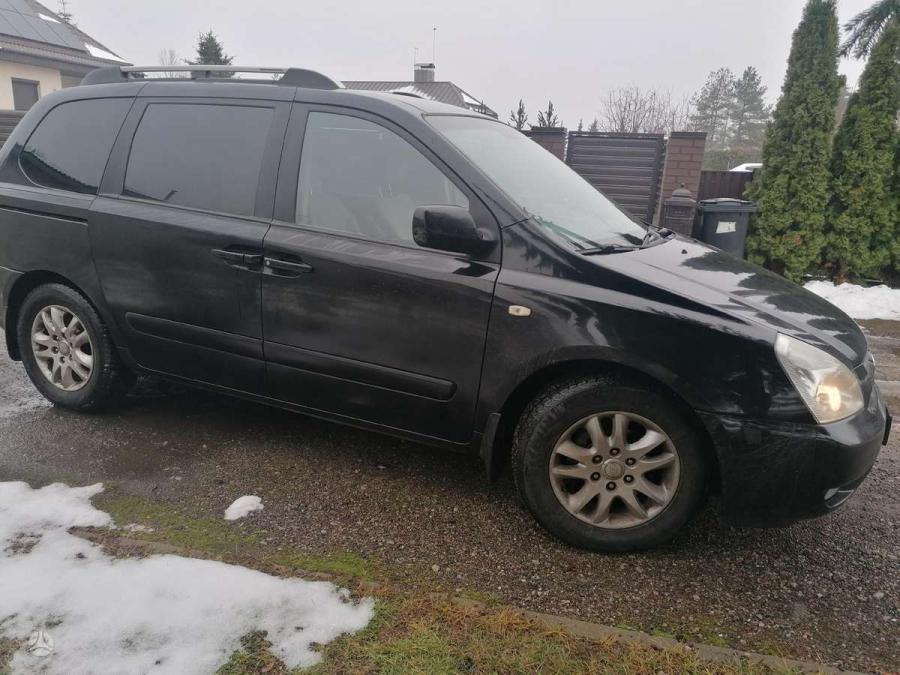 Black Kia Carnival 2009 in Marijampole, with an engine capacity of 2.90 L and mileage of 285 thousand km for 850 €, photo 4 on AUTOMOTO.COM.LV