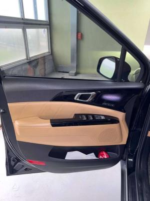 Black Kia Carnival 2021 in Vilnius, with an engine capacity of 2.15 L and mileage of 193 thousand km for 25000 €, photo 17 on AUTOMOTO.COM.LV