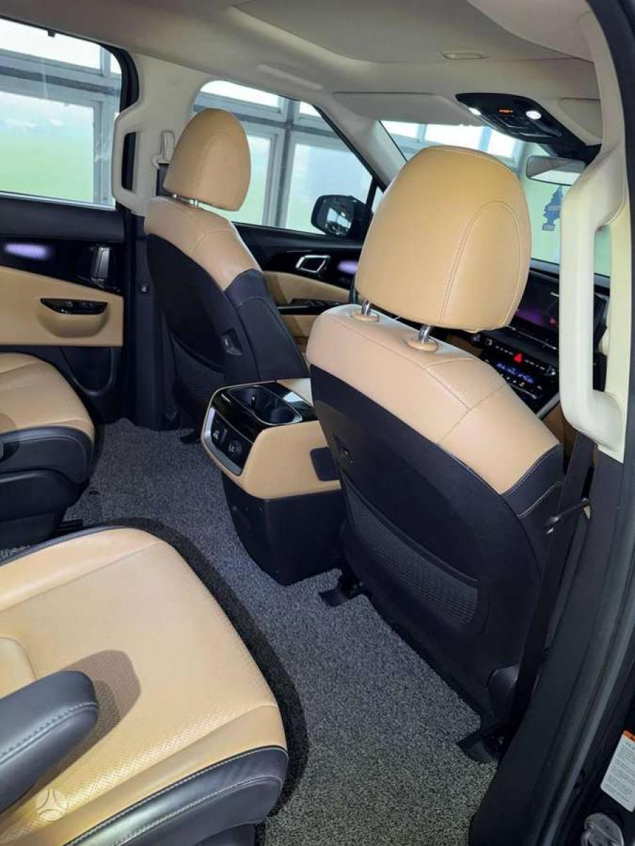 Black Kia Carnival 2021 in Vilnius, with an engine capacity of 2.15 L and mileage of 193 thousand km for 25000 €, photo 23 on AUTOMOTO.COM.LV