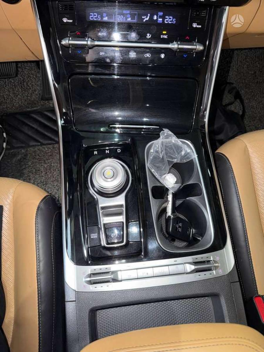 Black Kia Carnival 2021 in Vilnius, with an engine capacity of 2.15 L and mileage of 193 thousand km for 25000 €, photo 40 on AUTOMOTO.COM.LV