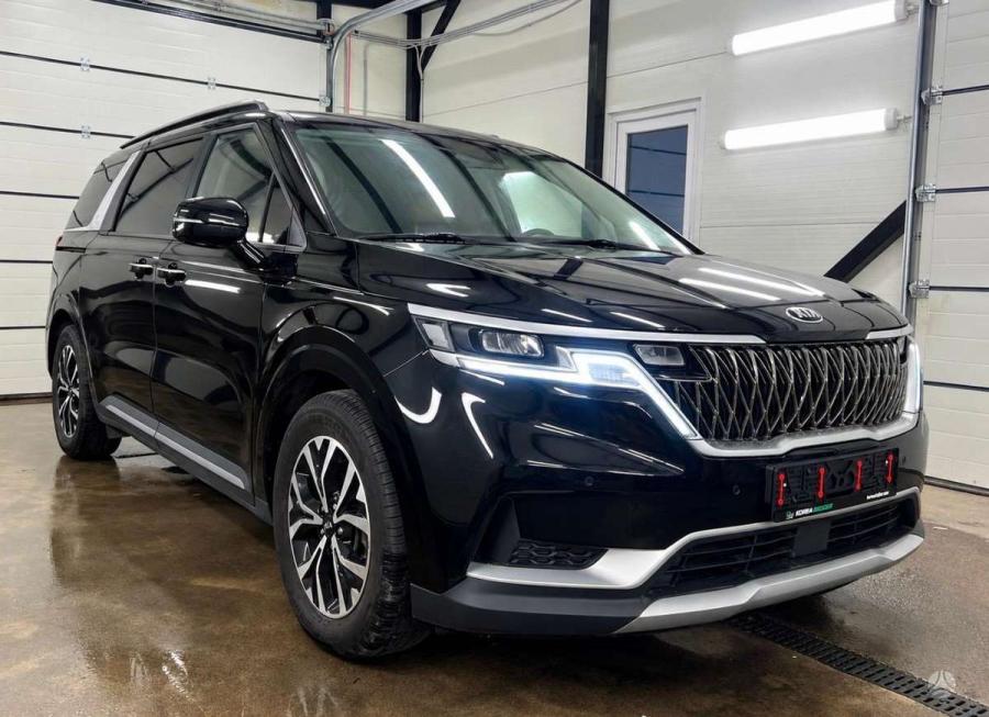Black Kia Carnival 2021 in Vilnius, with an engine capacity of 2.20 L and mileage of 157 thousand km for 20400 €, photo 1 on AUTOMOTO.COM.LV
