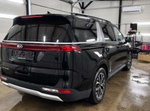 Black Kia Carnival 2021 in Vilnius, with an engine capacity of 2.20 L and mileage of 157 thousand km for 20400 €, photo 5 on AUTOMOTO.COM.LV