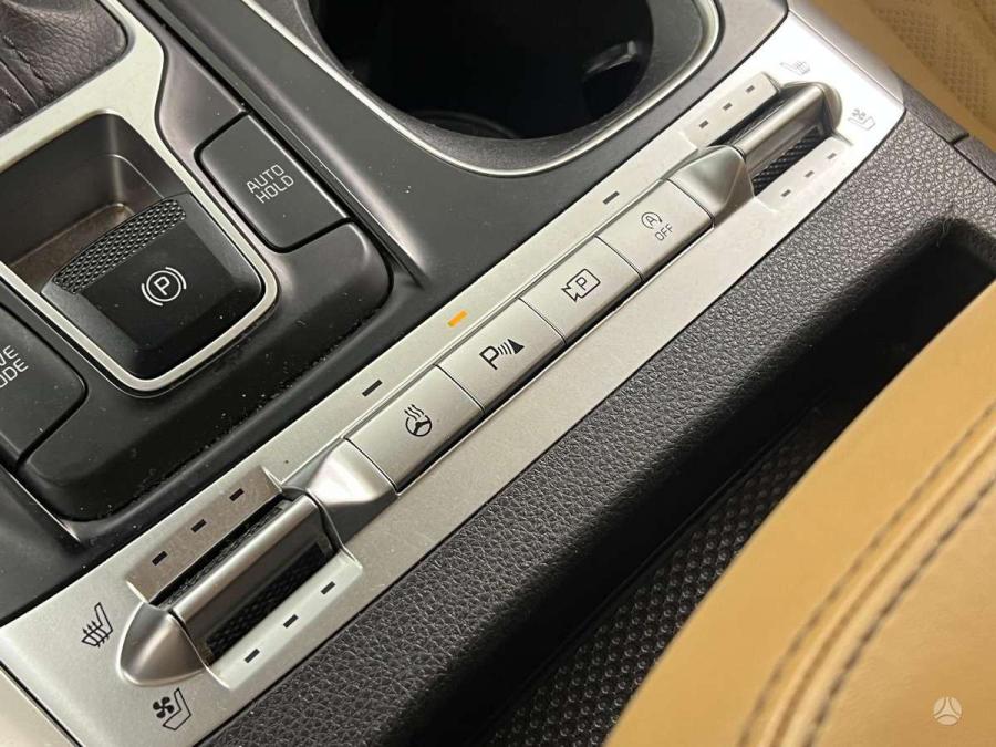 Black Kia Carnival 2021 in Vilnius, with an engine capacity of 2.20 L and mileage of 157 thousand km for 20400 €, photo 11 on AUTOMOTO.COM.LV