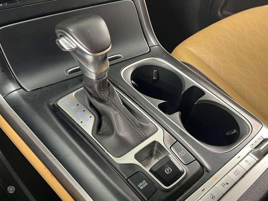 Black Kia Carnival 2021 in Vilnius, with an engine capacity of 2.20 L and mileage of 157 thousand km for 20400 €, photo 12 on AUTOMOTO.COM.LV