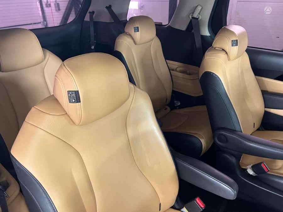 Black Kia Carnival 2021 in Vilnius, with an engine capacity of 2.20 L and mileage of 157 thousand km for 20400 €, photo 17 on AUTOMOTO.COM.LV