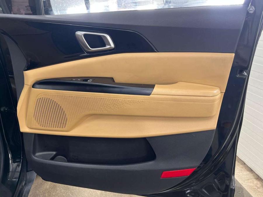 Black Kia Carnival 2021 in Vilnius, with an engine capacity of 2.20 L and mileage of 157 thousand km for 20400 €, photo 20 on AUTOMOTO.COM.LV