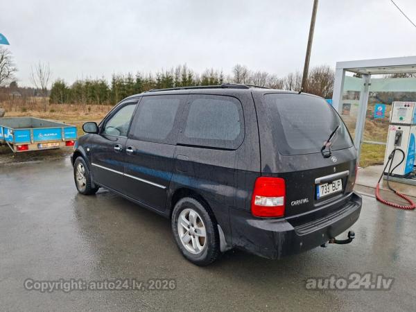 Black Kia Carnival 2005 in Tallinn, with an engine capacity of 2.90 L and mileage of 215 thousand km for 999 €, photo 2 on AUTOMOTO.COM.LV