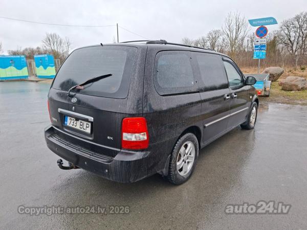 Black Kia Carnival 2005 in Tallinn, with an engine capacity of 2.90 L and mileage of 215 thousand km for 999 €, photo 3 on AUTOMOTO.COM.LV