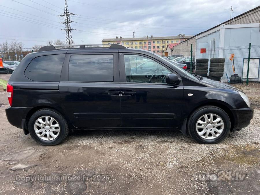 Black Kia Carnival 2007 in Narva, with an engine capacity of 2.90 L and mileage of 232 thousand km for 1499 €, photo 12 on AUTOMOTO.COM.LV
