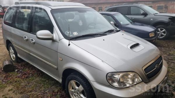 Grey Kia Carnival 2005 in Cesis, with an engine capacity of 2.90 L and mileage of 0 thousand km for 550 €, photo 1 on AUTOMOTO.COM.LV