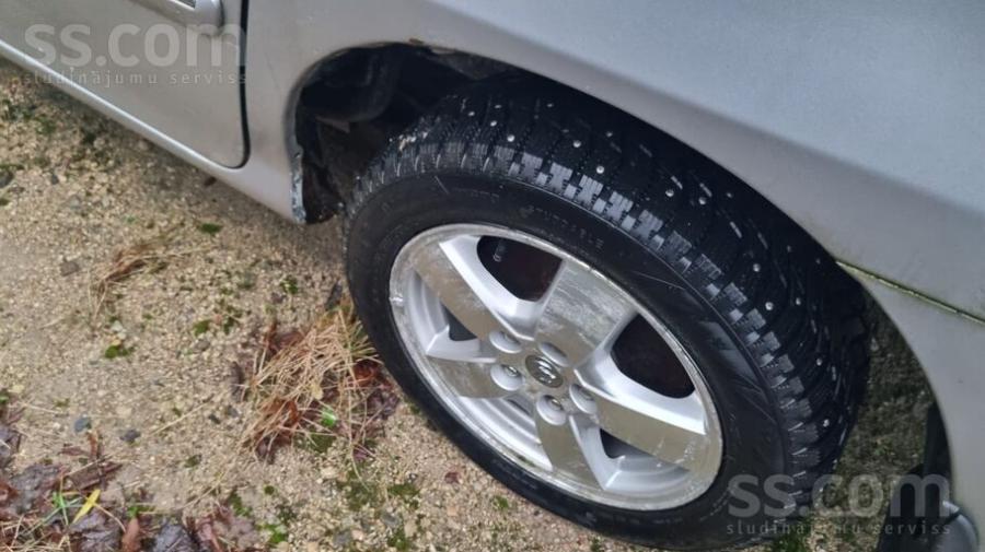 Grey Kia Carnival 2005 in Cesis, with an engine capacity of 2.90 L and mileage of 0 thousand km for 550 €, photo 5 on AUTOMOTO.COM.LV