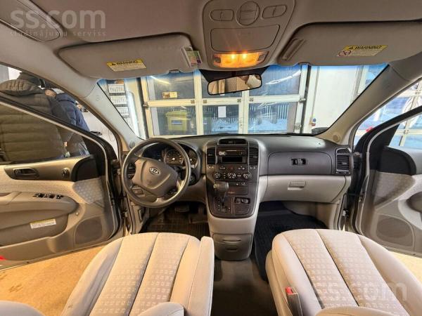 Grey Kia Carnival 2006 in Riga, with an engine capacity of 2.90 L and mileage of 280 thousand km for 1900 €, photo 5 on AUTOMOTO.COM.LV