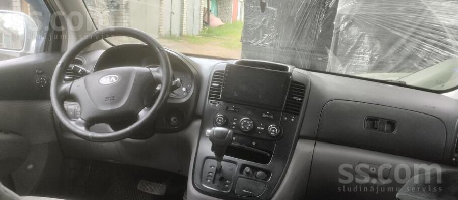 Grey Kia Carnival 2007 in Riga, with an engine capacity of 2.90 L and mileage of 240 thousand km for 2000 €, photo 8 on AUTOMOTO.COM.LV