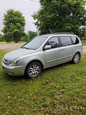 Grey Kia Carnival 2008 in Valmiera, with an engine capacity of 2.90 L and mileage of 375 thousand km for 1800 €, photo  on AUTOMOTO.COM.LV