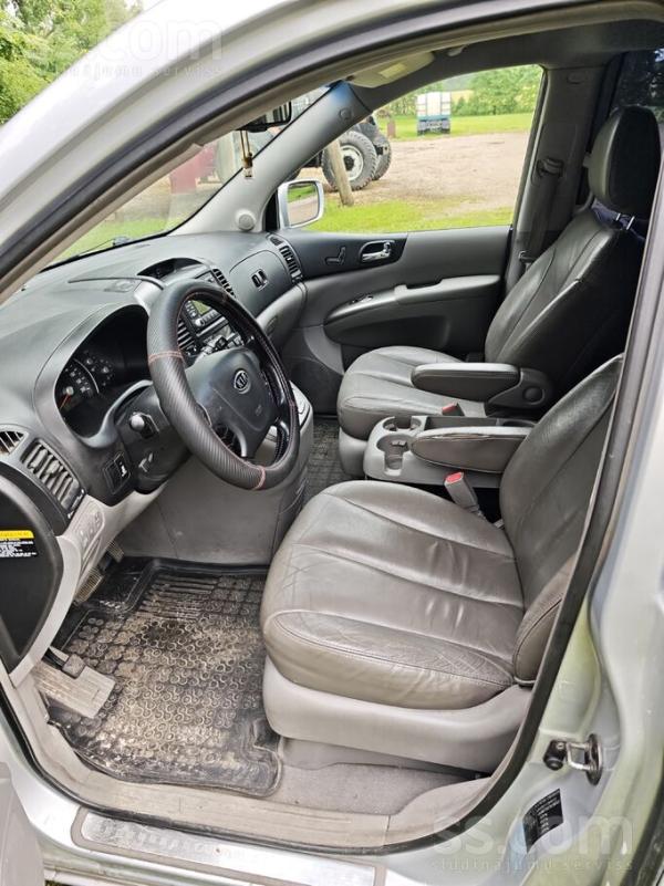Grey Kia Carnival 2008 in Valmiera, with an engine capacity of 2.90 L and mileage of 375 thousand km for 1800 €, photo 5 on AUTOMOTO.COM.LV