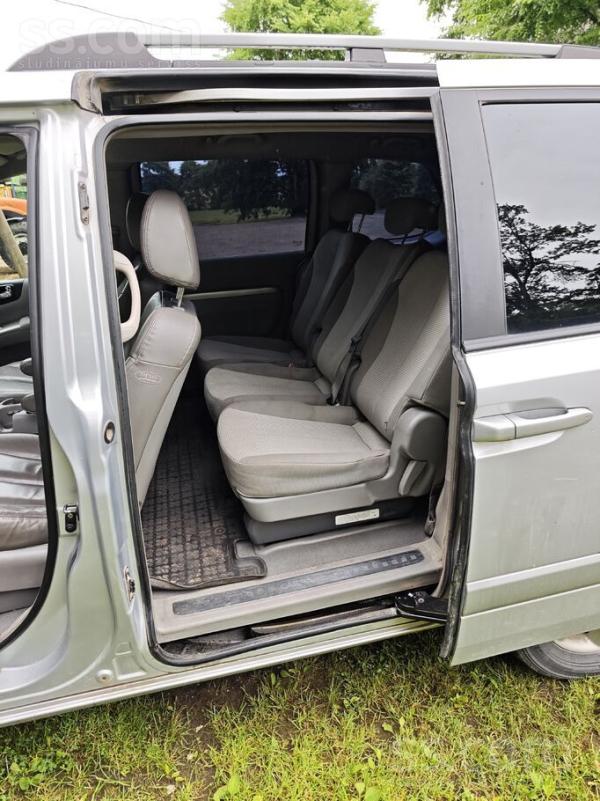 Grey Kia Carnival 2008 in Valmiera, with an engine capacity of 2.90 L and mileage of 375 thousand km for 1800 €, photo 8 on AUTOMOTO.COM.LV