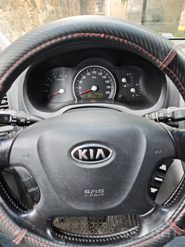 Grey Kia Carnival 2008 in Valmiera, with an engine capacity of 2.90 L and mileage of 375 thousand km for 1800 €, photo 9 on AUTOMOTO.COM.LV