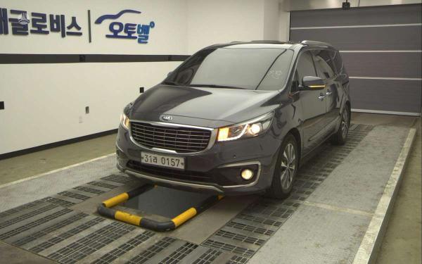 Grey Kia Carnival 2017 in Kaunas, with an engine capacity of 2.20 L and mileage of 164 thousand km for 10800 €, photo 3 on AUTOMOTO.COM.LV