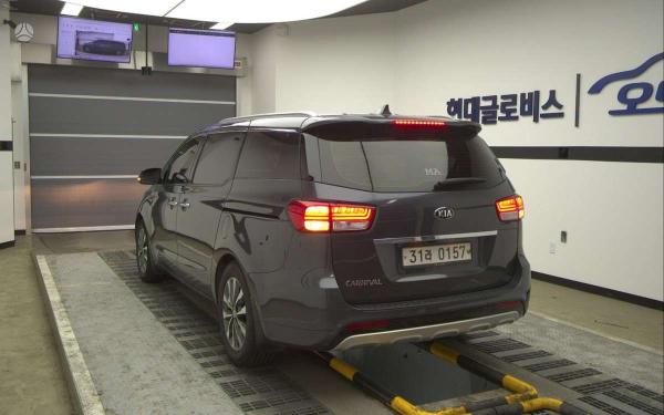 Grey Kia Carnival 2017 in Kaunas, with an engine capacity of 2.20 L and mileage of 164 thousand km for 10800 €, photo 4 on AUTOMOTO.COM.LV
