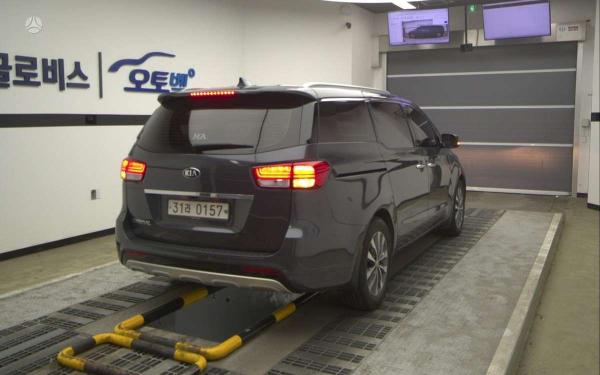 Grey Kia Carnival 2017 in Kaunas, with an engine capacity of 2.20 L and mileage of 164 thousand km for 10800 €, photo 6 on AUTOMOTO.COM.LV
