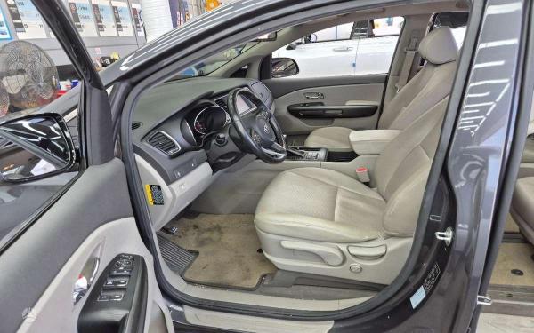 Grey Kia Carnival 2017 in Kaunas, with an engine capacity of 2.20 L and mileage of 164 thousand km for 10800 €, photo 8 on AUTOMOTO.COM.LV