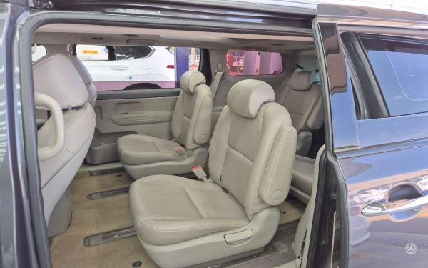 Grey Kia Carnival 2017 in Kaunas, with an engine capacity of 2.20 L and mileage of 164 thousand km for 10800 €, photo 9 on AUTOMOTO.COM.LV