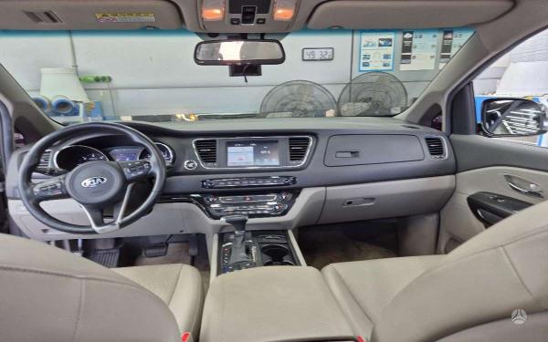 Grey Kia Carnival 2017 in Kaunas, with an engine capacity of 2.20 L and mileage of 164 thousand km for 10800 €, photo 10 on AUTOMOTO.COM.LV
