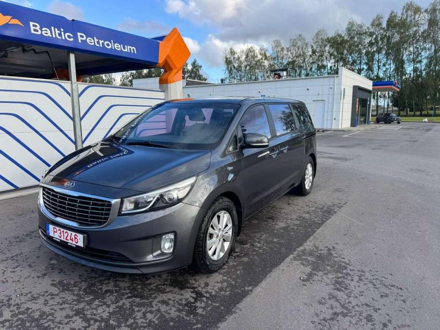 Grey Kia Carnival 2018 in Vilnius, with an engine capacity of 2.20 L and mileage of 126 thousand km for 9000 €, photo 3 on AUTOMOTO.COM.LV