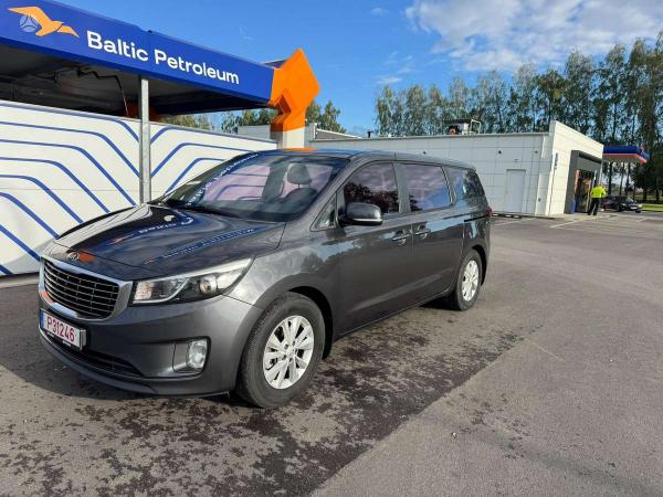 Grey Kia Carnival 2018 in Vilnius, with an engine capacity of 2.20 L and mileage of 126 thousand km for 9000 €, photo 3 on AUTOMOTO.COM.LV