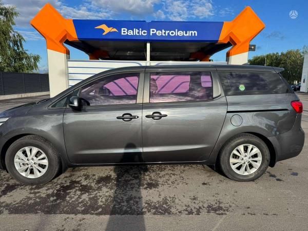 Grey Kia Carnival 2018 in Vilnius, with an engine capacity of 2.20 L and mileage of 126 thousand km for 9000 €, photo 4 on AUTOMOTO.COM.LV