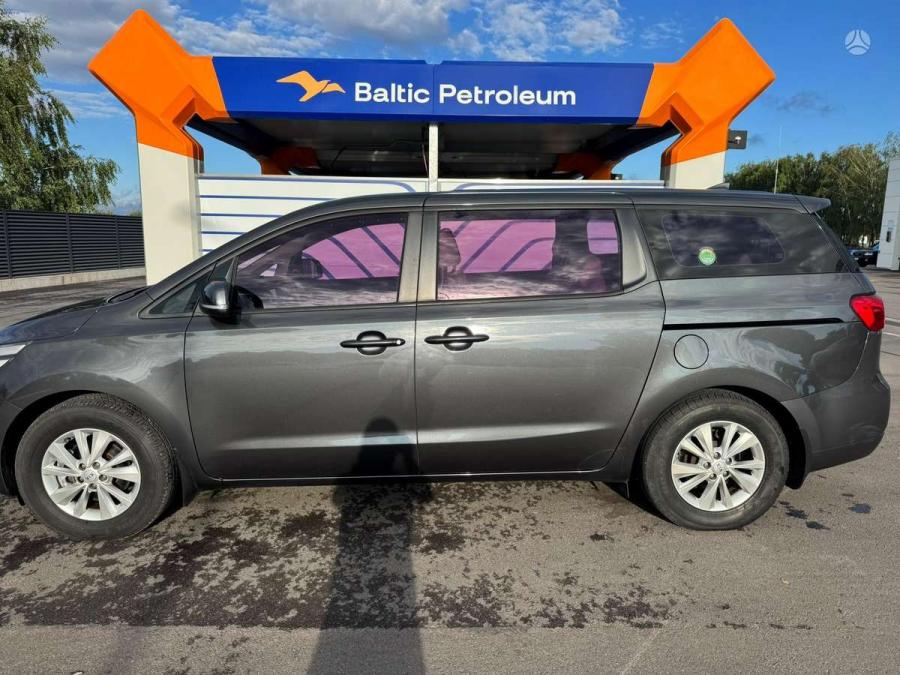 Grey Kia Carnival 2018 in Vilnius, with an engine capacity of 2.20 L and mileage of 126 thousand km for 9000 €, photo 5 on AUTOMOTO.COM.LV