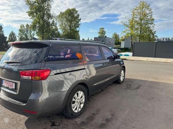 Grey Kia Carnival 2018 in Vilnius, with an engine capacity of 2.20 L and mileage of 126 thousand km for 9000 €, photo 5 on AUTOMOTO.COM.LV
