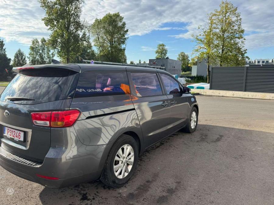 Grey Kia Carnival 2018 in Vilnius, with an engine capacity of 2.20 L and mileage of 126 thousand km for 9000 €, photo 6 on AUTOMOTO.COM.LV