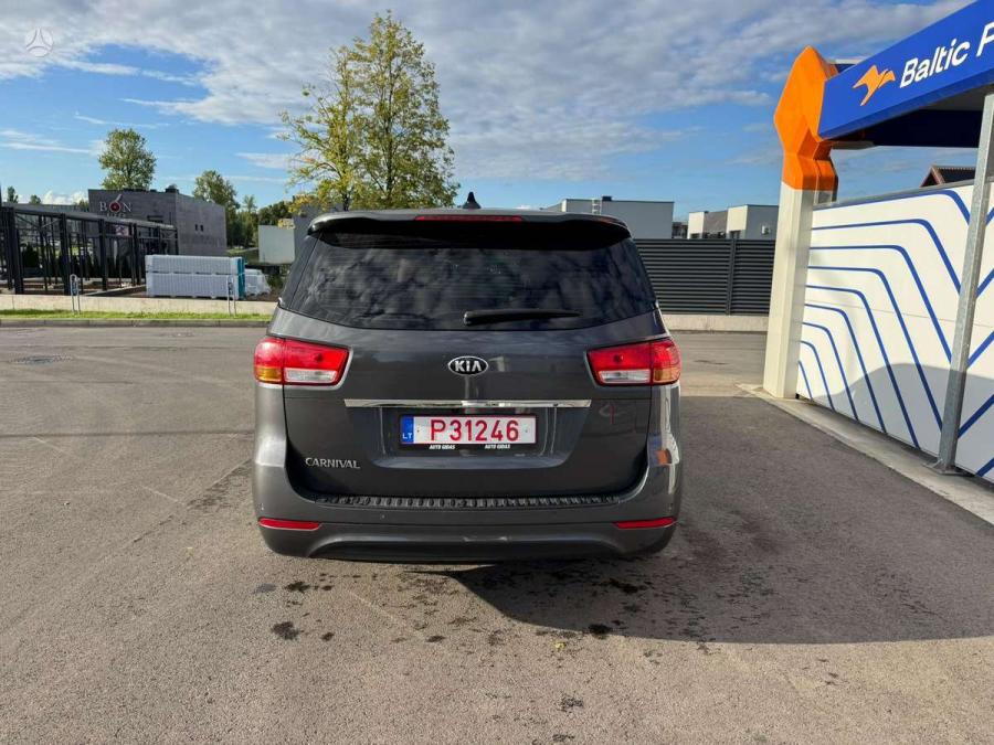 Grey Kia Carnival 2018 in Vilnius, with an engine capacity of 2.20 L and mileage of 126 thousand km for 9000 €, photo 7 on AUTOMOTO.COM.LV