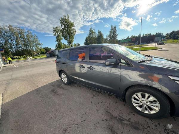 Grey Kia Carnival 2018 in Vilnius, with an engine capacity of 2.20 L and mileage of 126 thousand km for 9000 €, photo 8 on AUTOMOTO.COM.LV