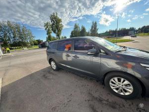Grey Kia Carnival 2018 in Vilnius, with an engine capacity of 2.20 L and mileage of 126 thousand km for 9000 €, photo 9 on AUTOMOTO.COM.LV