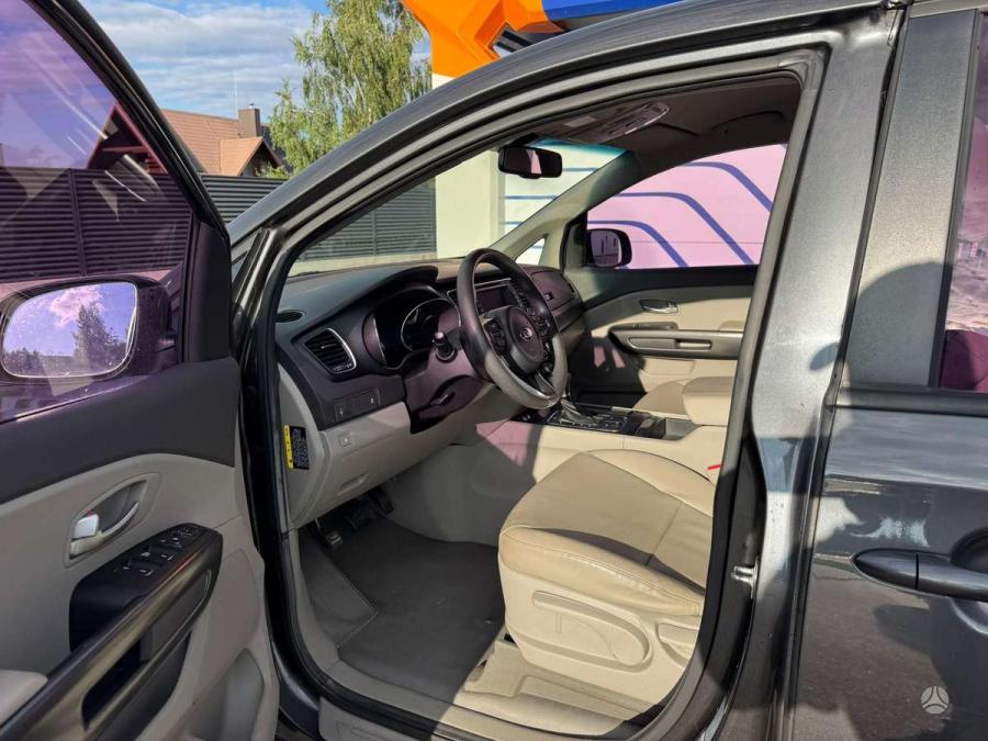 Grey Kia Carnival 2018 in Vilnius, with an engine capacity of 2.20 L and mileage of 126 thousand km for 9000 €, photo 10 on AUTOMOTO.COM.LV