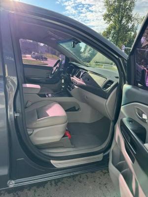 Grey Kia Carnival 2018 in Vilnius, with an engine capacity of 2.20 L and mileage of 126 thousand km for 9000 €, photo 11 on AUTOMOTO.COM.LV