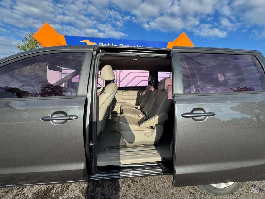 Grey Kia Carnival 2018 in Vilnius, with an engine capacity of 2.20 L and mileage of 126 thousand km for 9000 €, photo 13 on AUTOMOTO.COM.LV