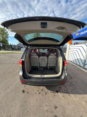 Grey Kia Carnival 2018 in Vilnius, with an engine capacity of 2.20 L and mileage of 126 thousand km for 9000 €, photo 14 on AUTOMOTO.COM.LV