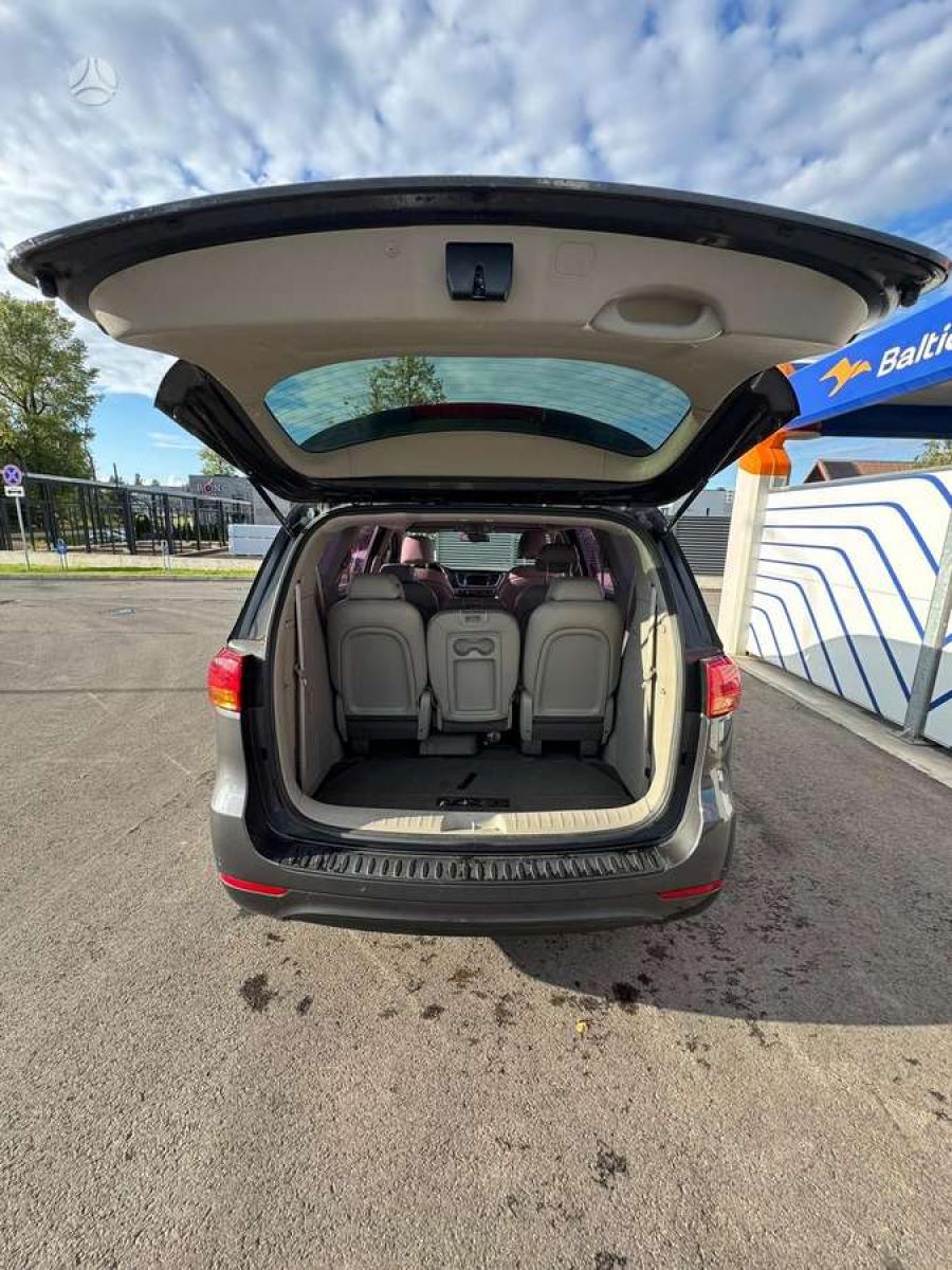 Grey Kia Carnival 2018 in Vilnius, with an engine capacity of 2.20 L and mileage of 126 thousand km for 9000 €, photo 14 on AUTOMOTO.COM.LV