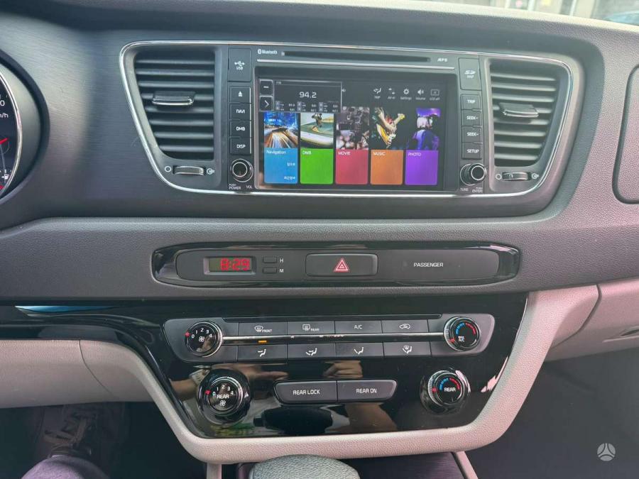Grey Kia Carnival 2018 in Vilnius, with an engine capacity of 2.20 L and mileage of 126 thousand km for 9000 €, photo 15 on AUTOMOTO.COM.LV